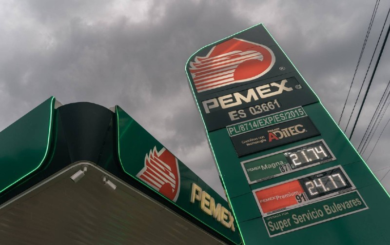 Pemex aún controla abasto de gasolina en México pese a fugas en franquicia