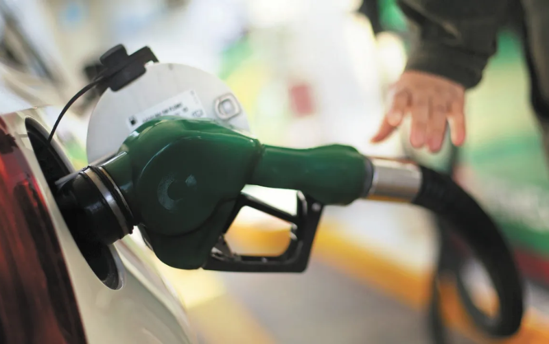 Precio de la gasolina regular en EU baja 17% en las últimas 11 semanas